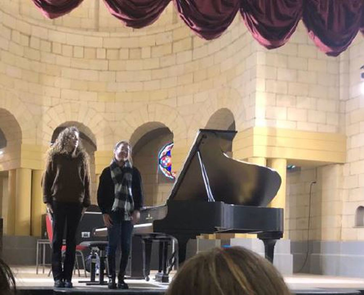 Leerling Porta Mosana College Speelt Piano Voor Eigen Publiek